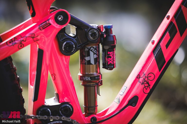 Pivot Switchblade Team XTR in the test Trailduro in striking design ...