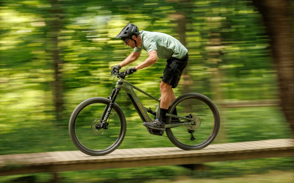 Nuova e-MTB all-mountain in carbonio con equipaggiamento ottimale per 4 ...