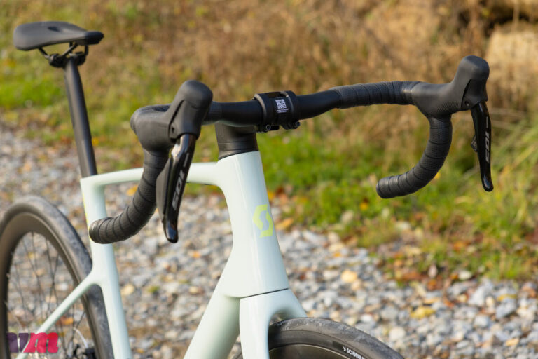 Brand new Scott Addict 30! - Road bike with comfort - Velomotion
