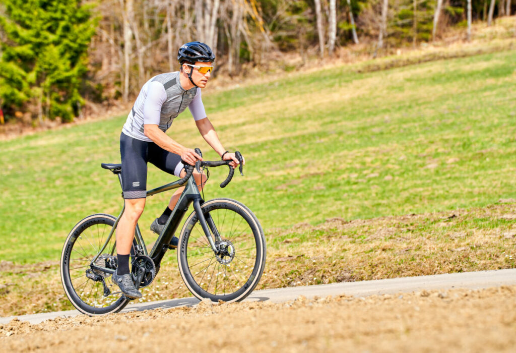 Pivot E-Vault tested Sporty E-Graveller to accelerate - Velomotion