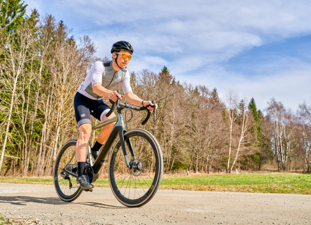 Pivot E-Vault tested Sporty E-Graveller to accelerate - Velomotion