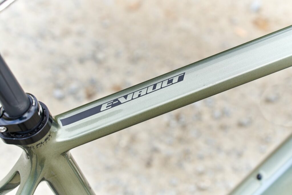 Pivot E-Vault tested Sporty E-Graveller to accelerate - Velomotion